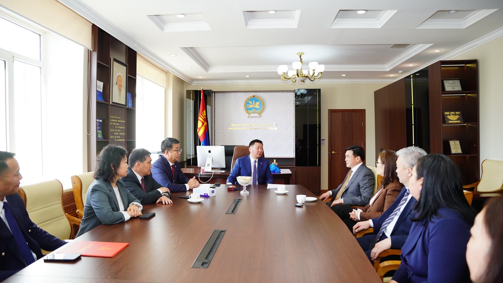 Хот байгуулалт Барилга Орон сууцжуулалтын сайд Э Бат Амгалан тамгаа гардаж авлаа